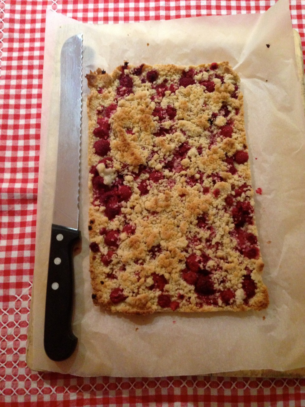 Easy raspberry and almond squares recipe | the hungry mum