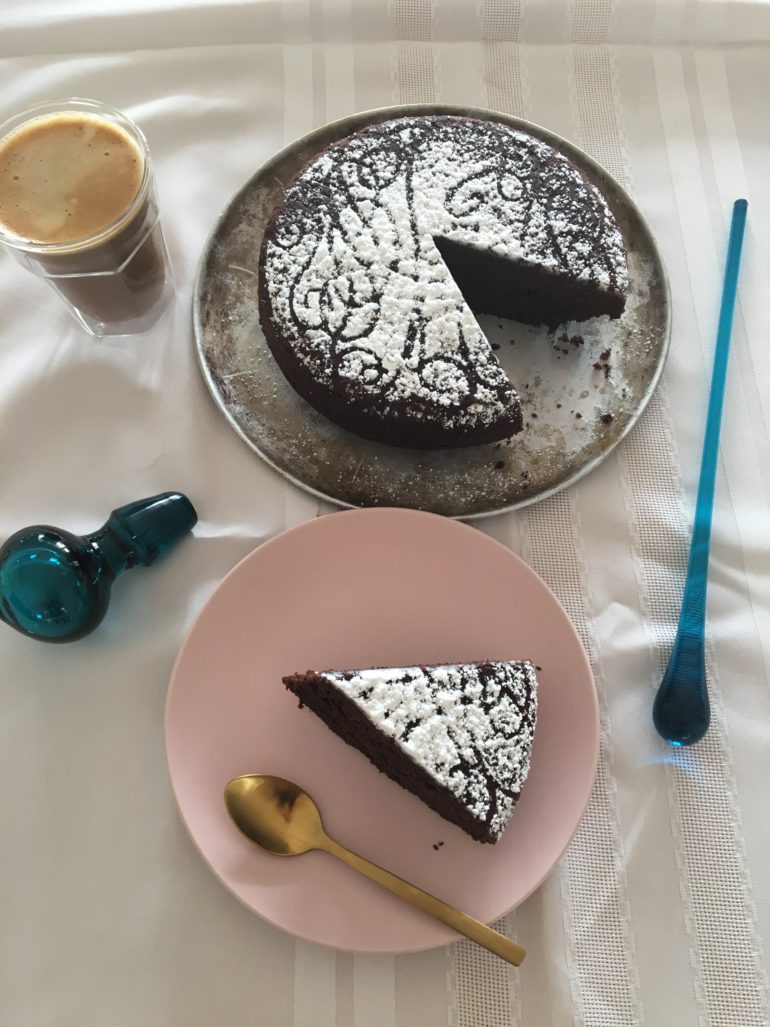 One bowl vegan chilli chocolate cake | the hungry mum